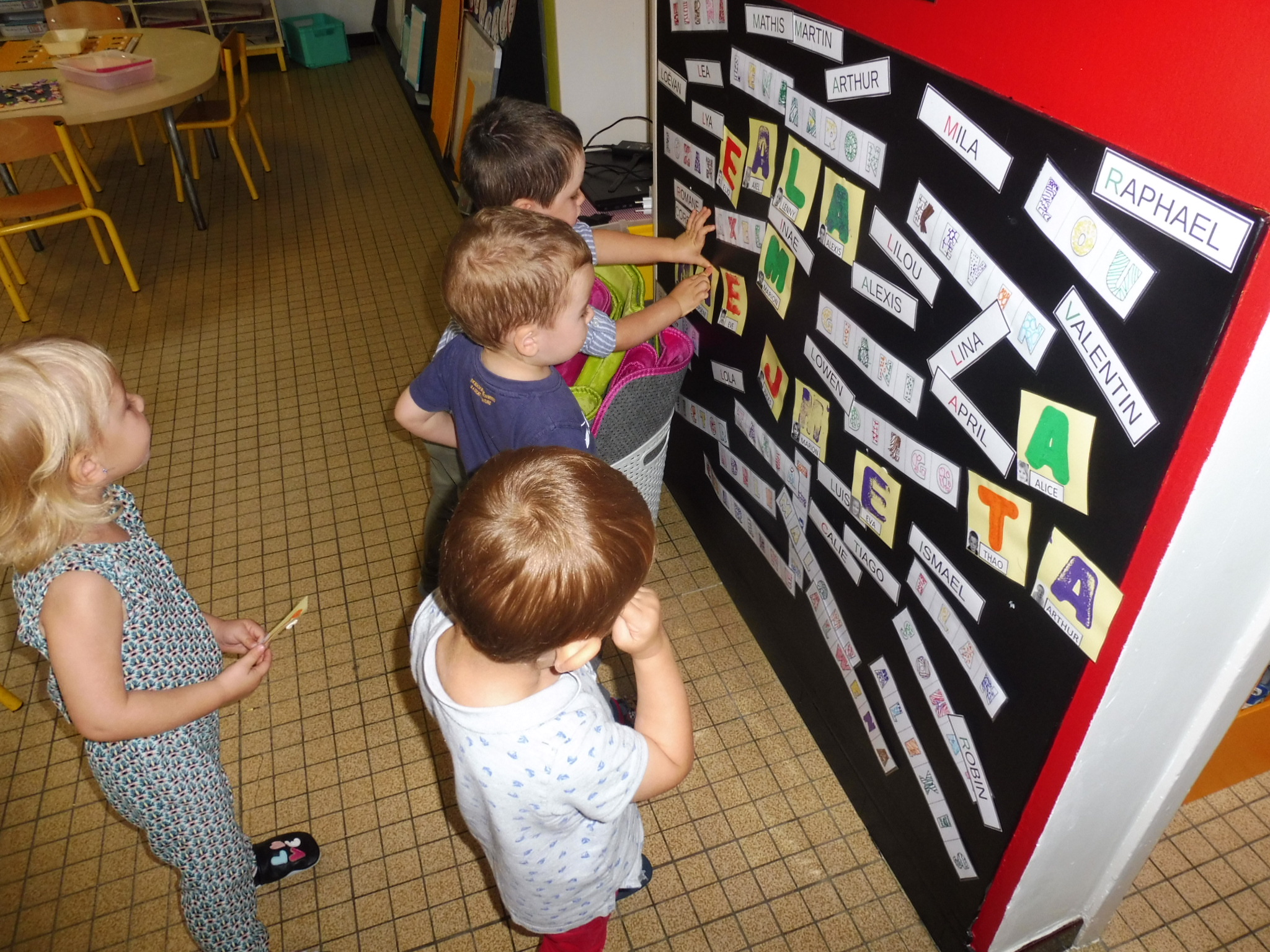 Jeux autour des lettres dans la salle du langage. - Ecole Saint Michel ...
